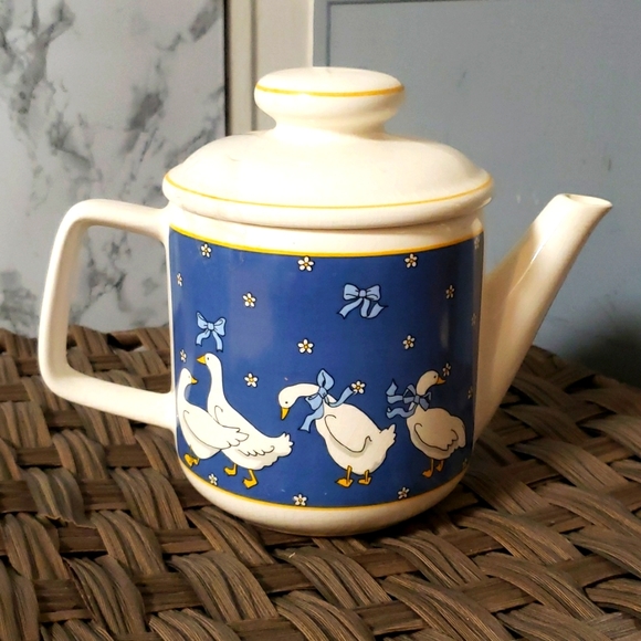 unbranded | Dining | 98s Duck Themed Teapot | Poshmark